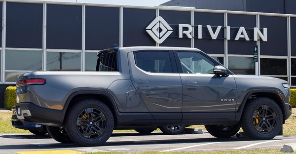RIVIAN VS. LUCID – Klarer Gewinner im E-Auto-Duell | stock3